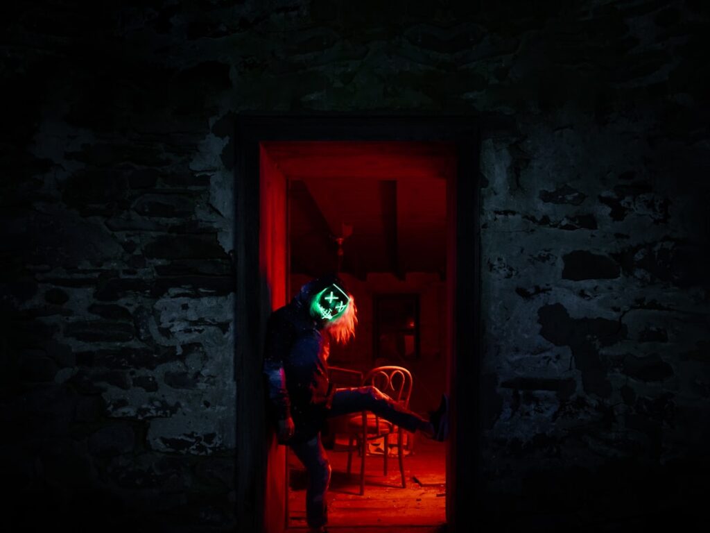 Immersive Thrills: Virtual Reality Enhances Haunted Houses
